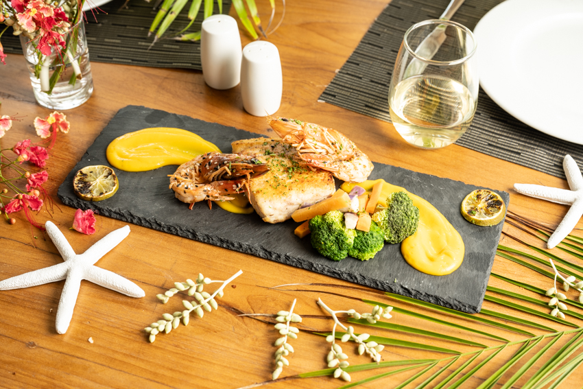 Restaurante The Waves en playa caracol - Discover Chame